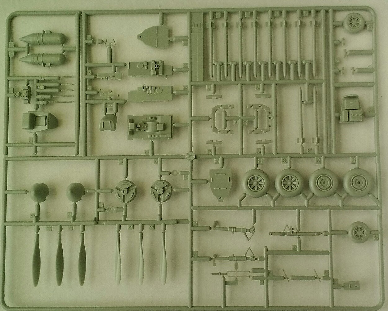 P38E/J/L Lightning Aircraft -- Plastic Model Airplane Kit -- 1/48 Scale ...