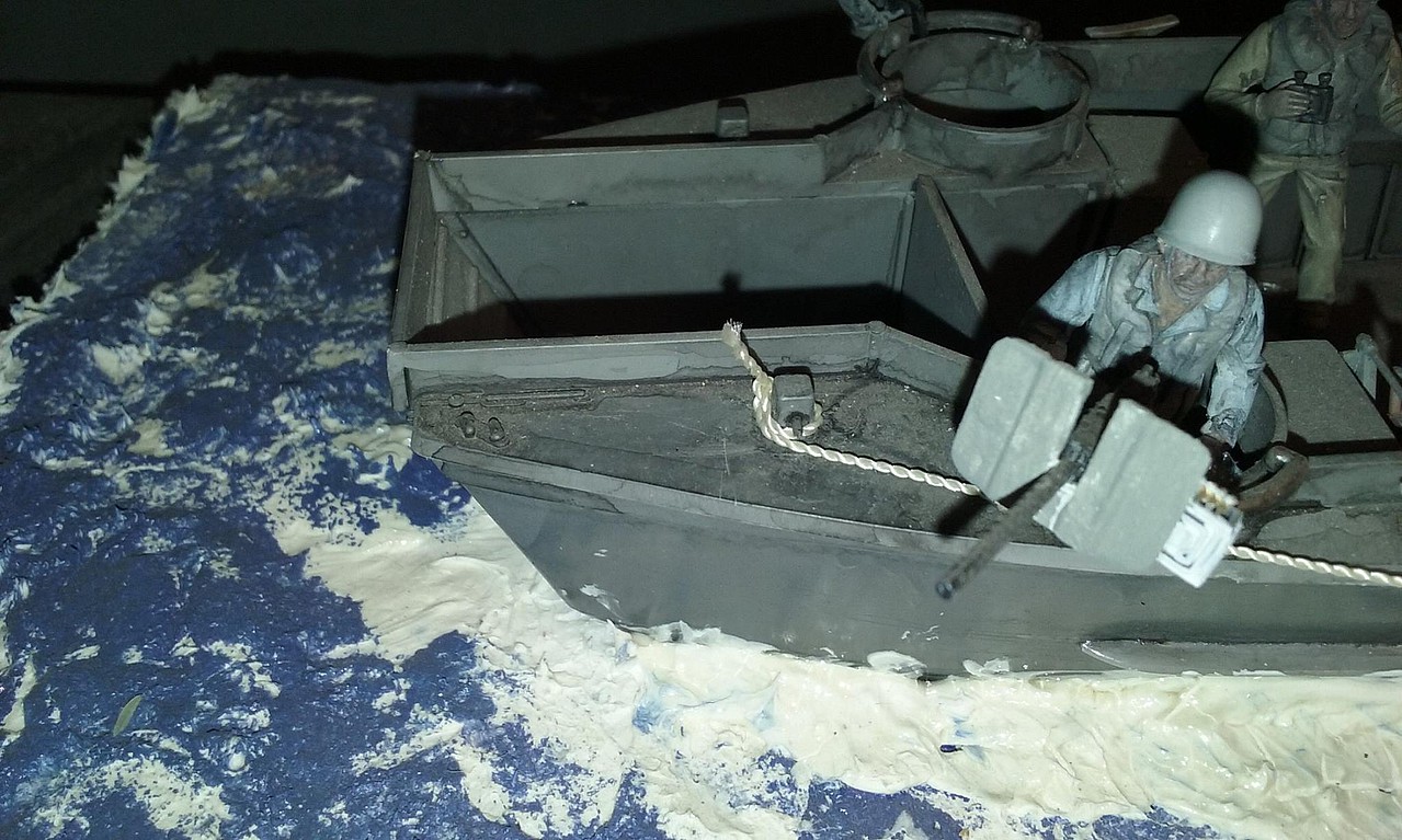 UDT Boat with Frogmen -- Plastic Model Military Ship Kit -- 1/35 Scale ...