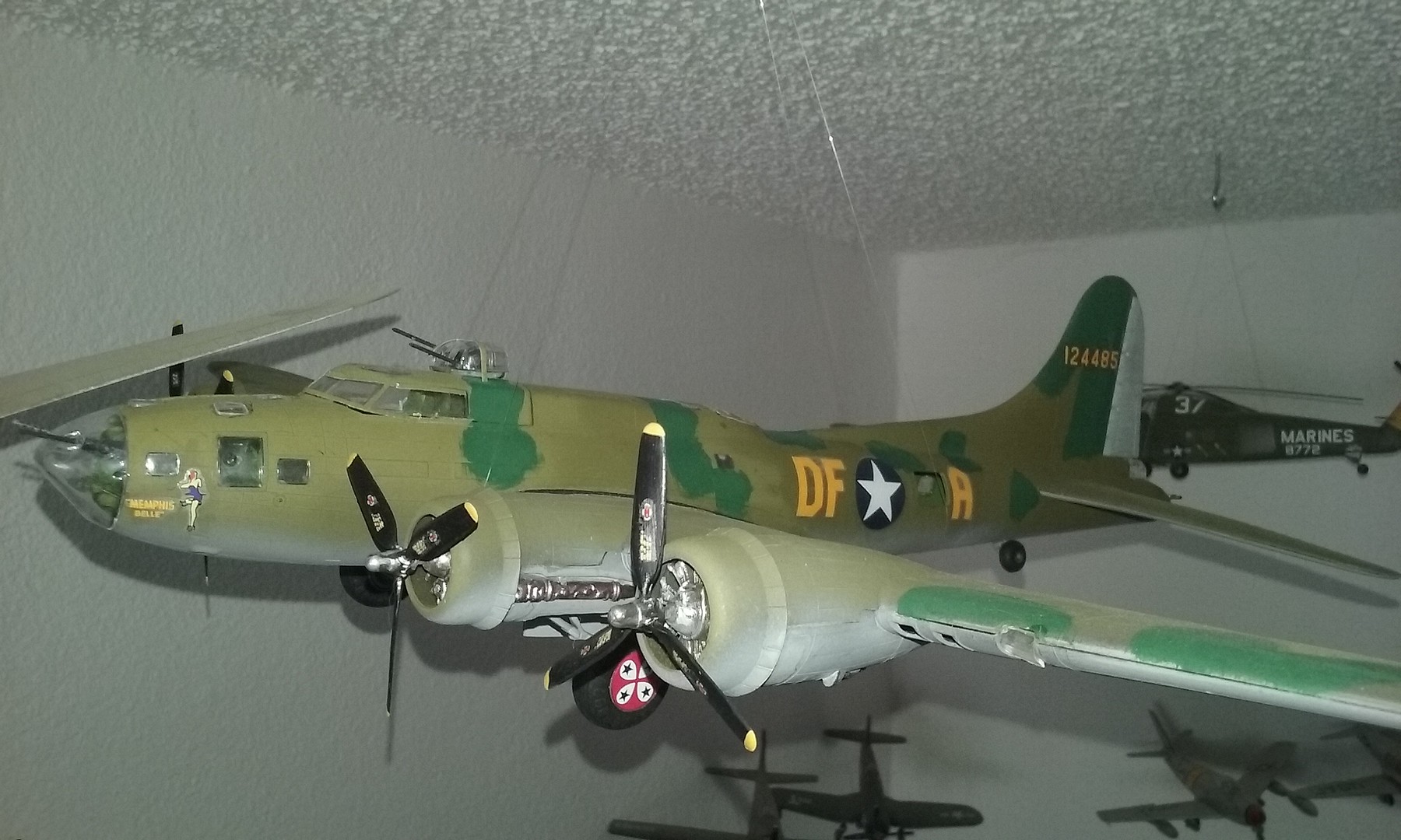 Boeing B-17F Memphis Belle -- Plastic Model Airplane Kit -- 1/48 Scale ...