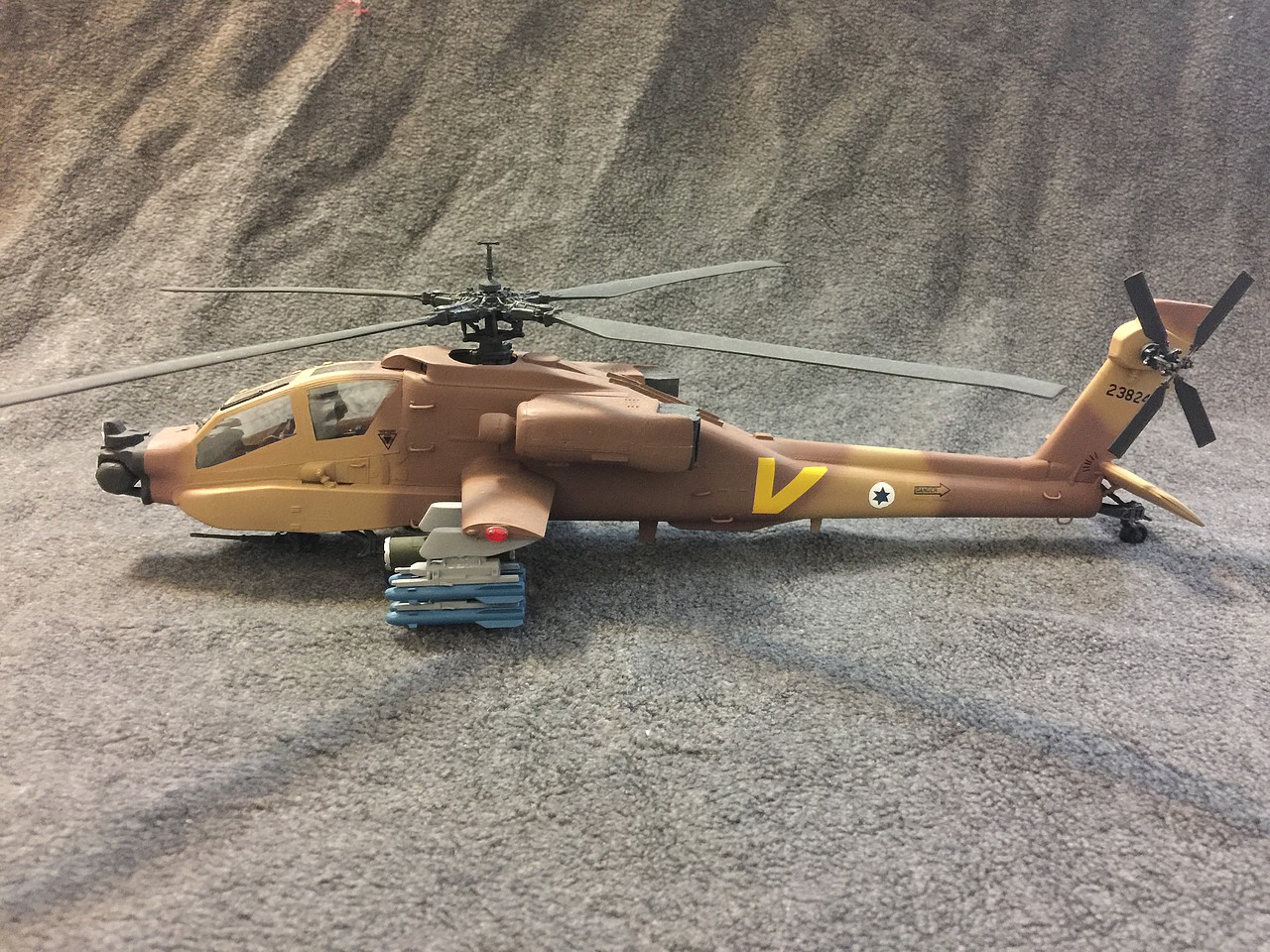 AH-64 Apache -- Plastic Model Helicopter Kit -- 1/48 Scale -- #855443 ...