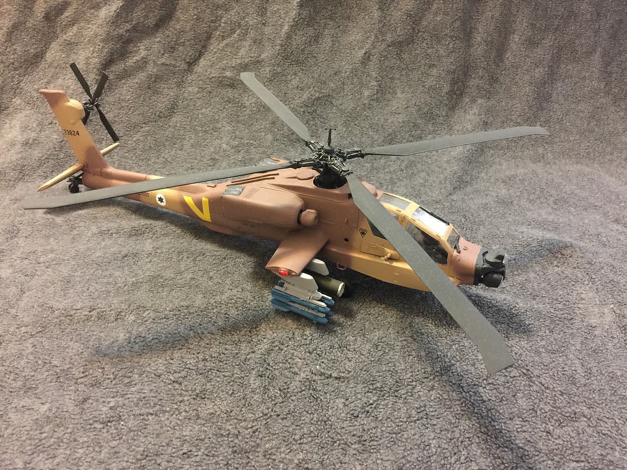 AH-64 Apache -- Plastic Model Helicopter Kit -- 1/48 Scale -- #855443 ...