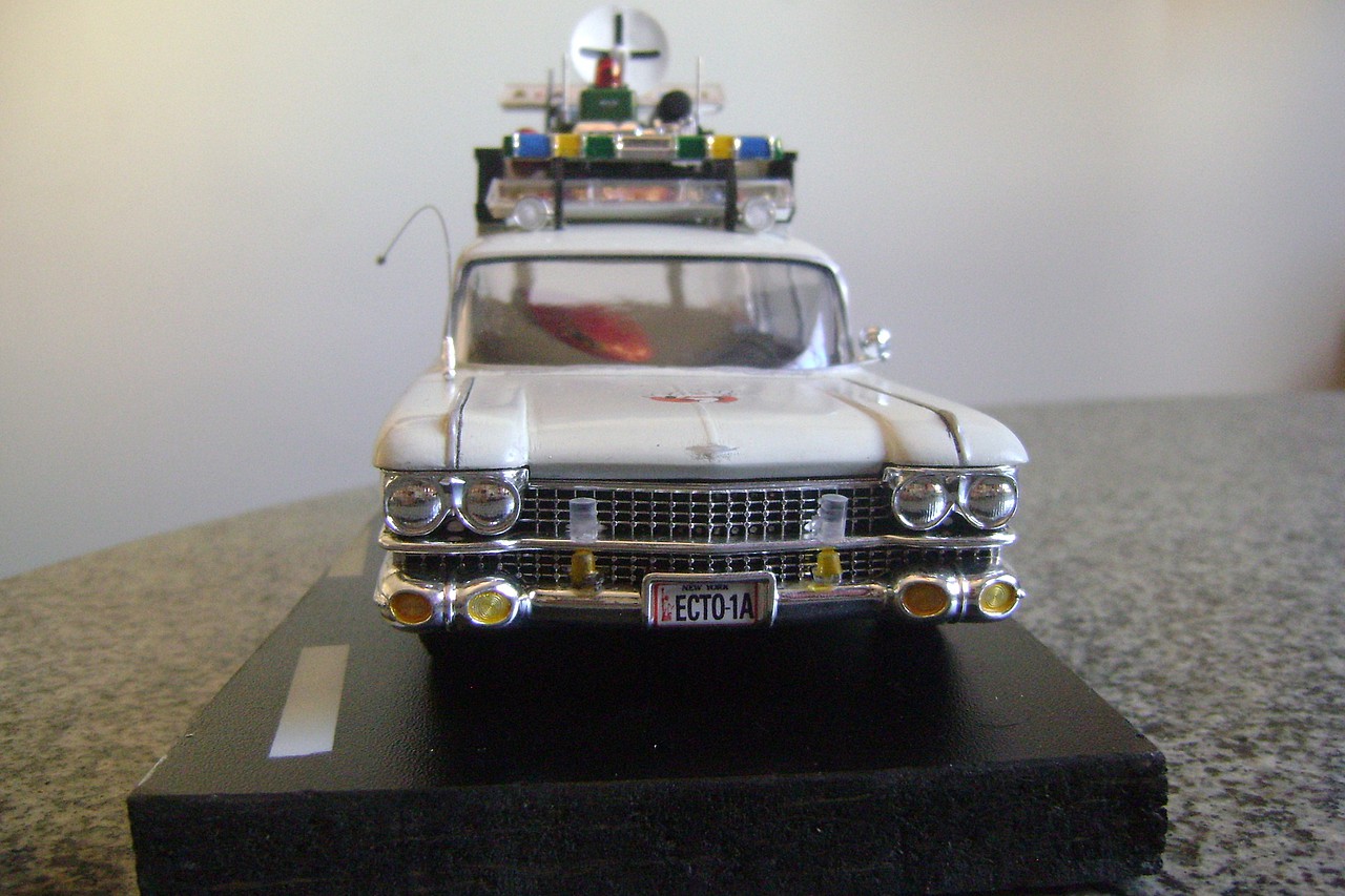 GHOSTBUSTERS Ecto-1A -- Plastic Model Car Kit -- 1/25 Scale -- #750 ...