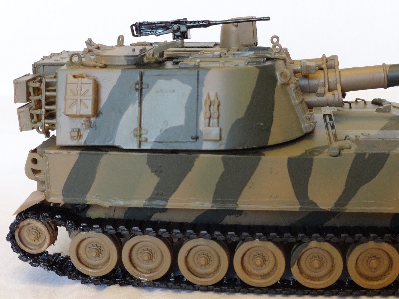 M109A2 Self-Propelled Howitzer Armored Vehicle -- Plastic Model Tank ...