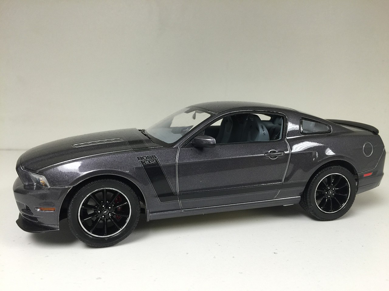 2013 Mustang Boss 302 -- Plastic Model Car Kit -- 1/25 Scale -- #85 ...