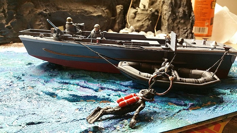 UDT Boat with Frogmen -- Plastic Model Military Ship Kit -- 1/35 Scale ...