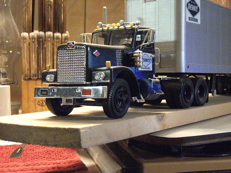 Diamond Reo Tractor -- Plastic Model Truck Kit -- 1/25 Scale -- #719 ...