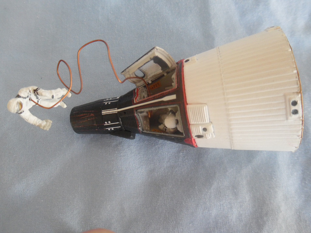 Gemini Spacecraft w/Spacewalker -- Space Program -- Plastic Model Kit ...