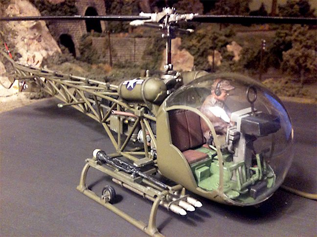 Bell H-13H 2'n1 -- Plastic Model Helicopter Kit -- 1/35 Scale ...