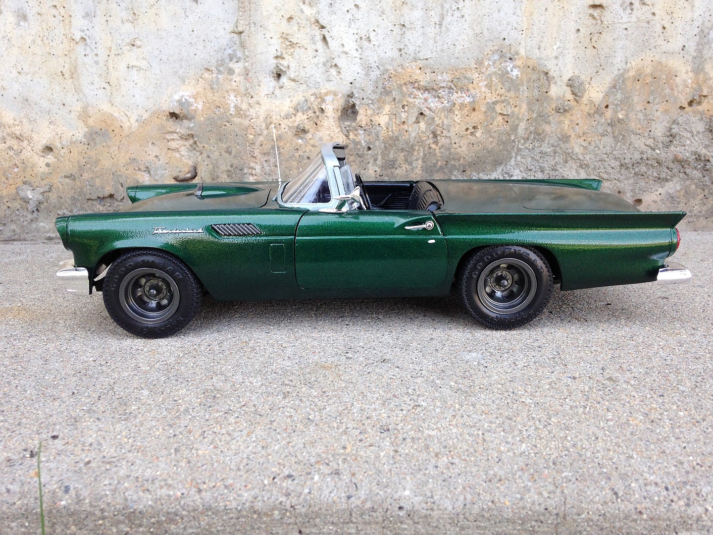 1957 Ford Thunderbird -- Plastic Model Car Vehicle Kit -- 1/16 Scale ...