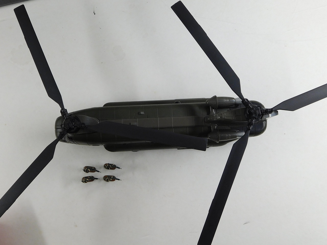 Boeing CH-47 Chinook -- Diecast Model Helicopter -- 1/60 scale ...