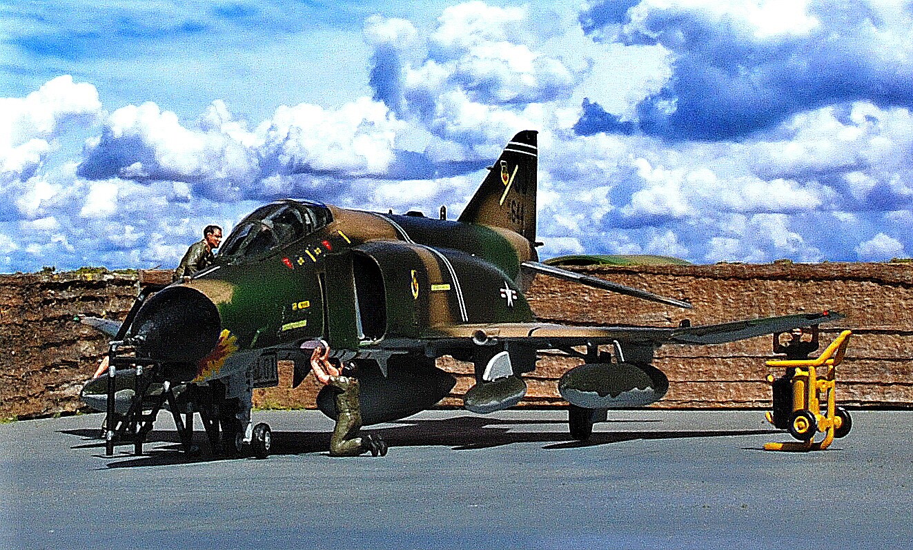 F-4E Phantom II -- Plastic Model Airplane Kit -- 1/72 Scale -- #00332 ...