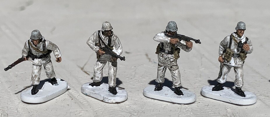 Caesar WWII Winter German (42) -- Plastic Model Military Figure -- 1/72 ...