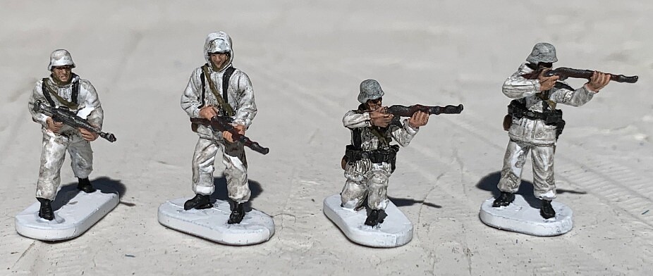 Caesar WWII Winter German (42) -- Plastic Model Military Figure -- 1/72 ...