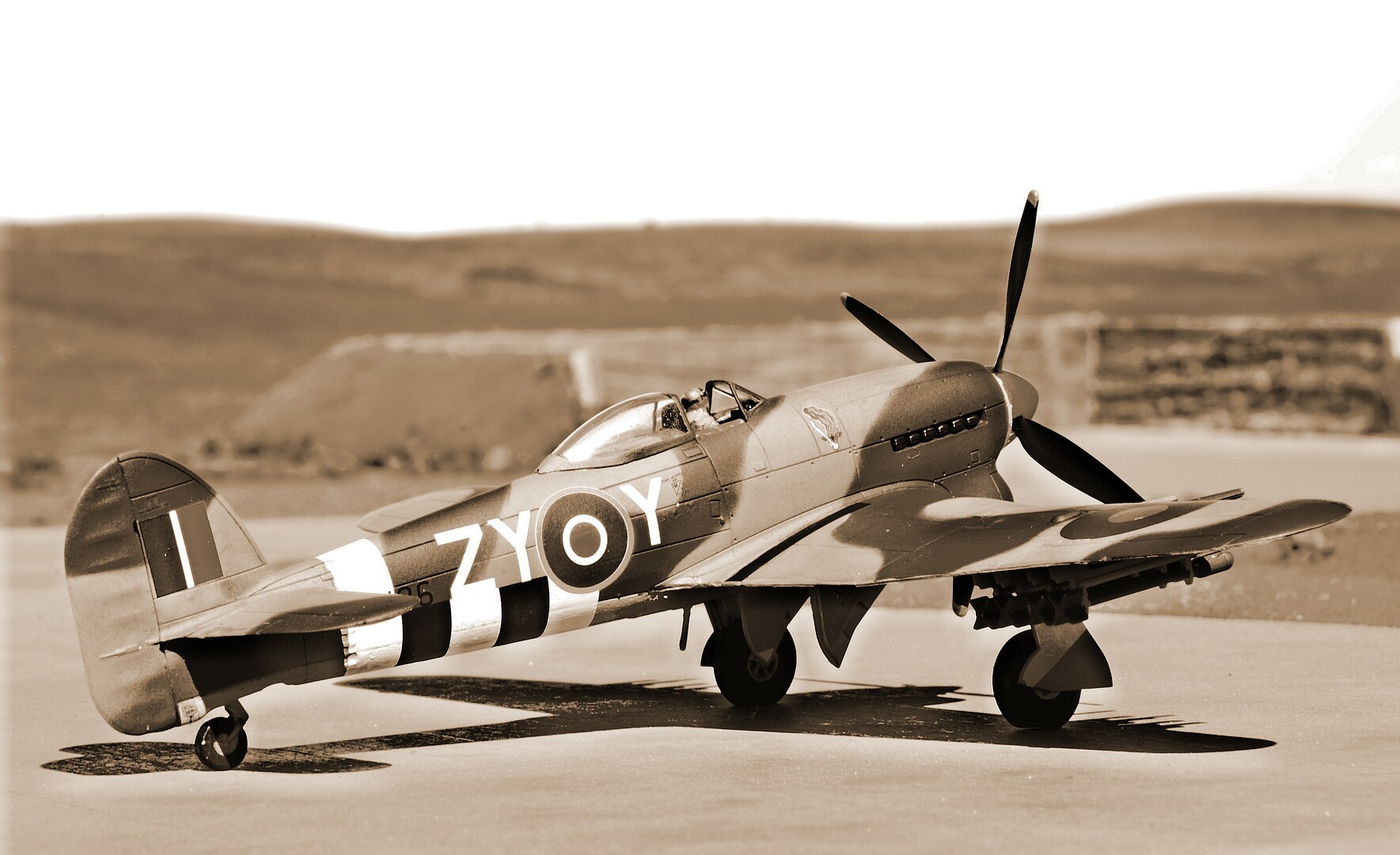 Hawker Typhoon -- Plastic Model Airplane Kit -- 1/72 Scale -- #02041 ...