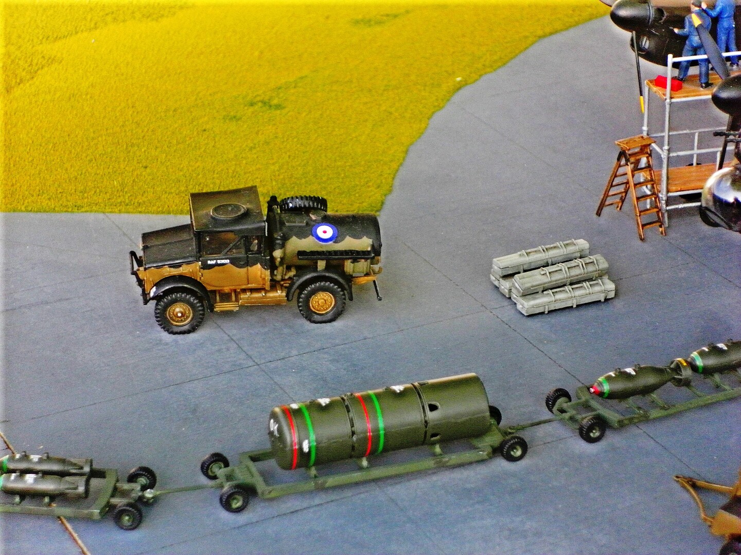 WWII RAF Bomber Re-Supply Set -- Plastic Model Airplane Kit - 1/72 ...