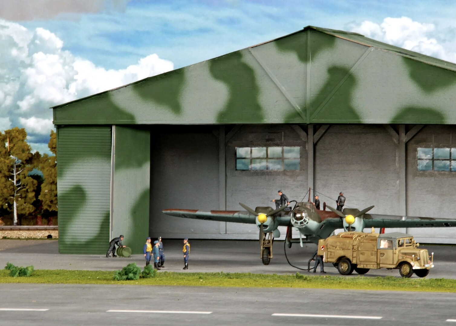 Opel Blitz KFZ.385 Tankwagen -- Plastic Model Military Vehicle Kit -- 1 ...