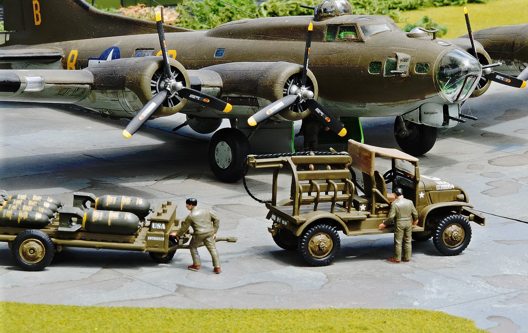 WWII USAAF 8th Airforce Bomber Resupply Set -- Plastic Model Airplane ...