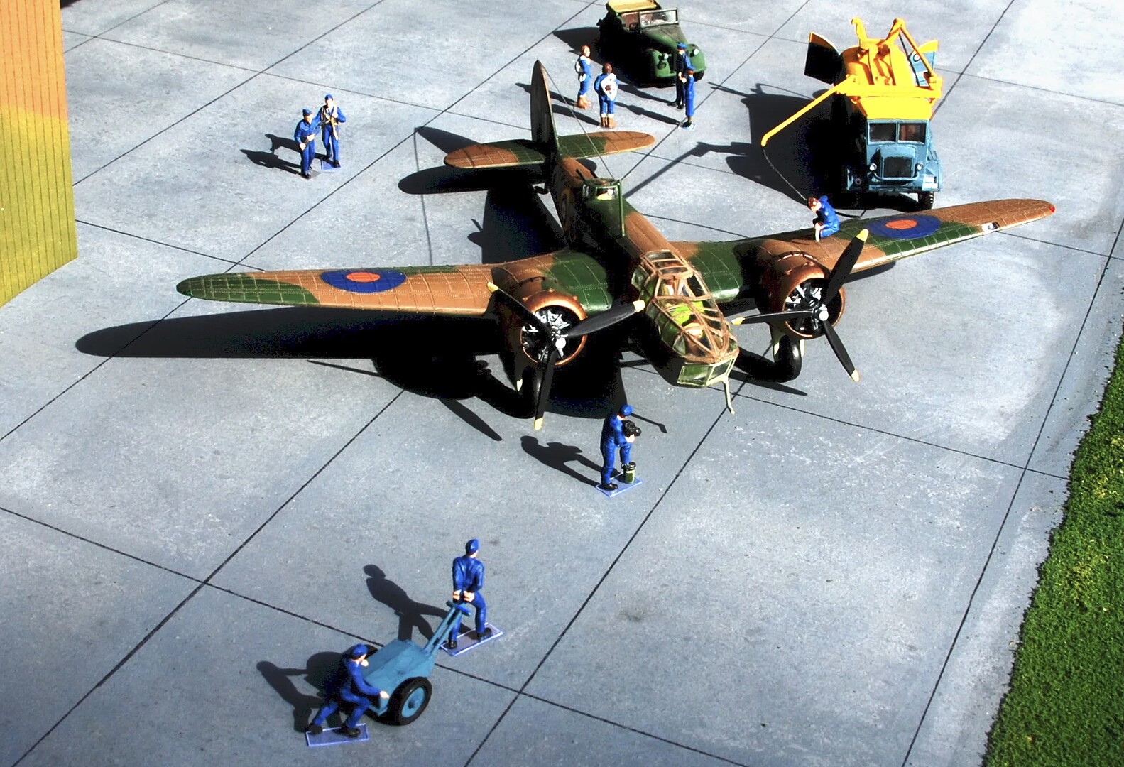 WWII RAF Personnel Figure Set (Re-Issue) -- Plastic Model Military ...