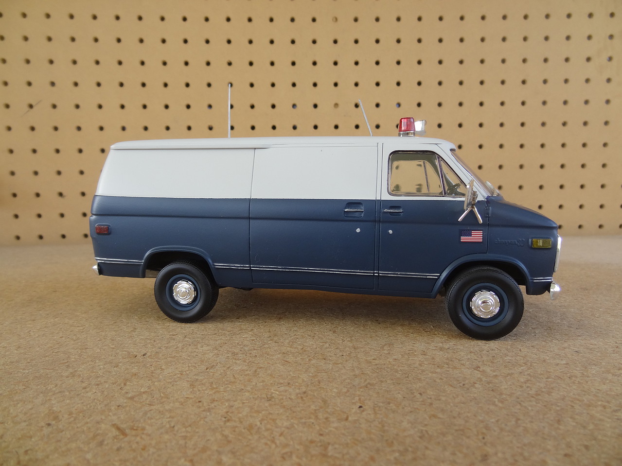 1975 CHEVY RESCUE VAN 1-25 -- Plastic Model Truck Kit -- 1/25 Scale ...