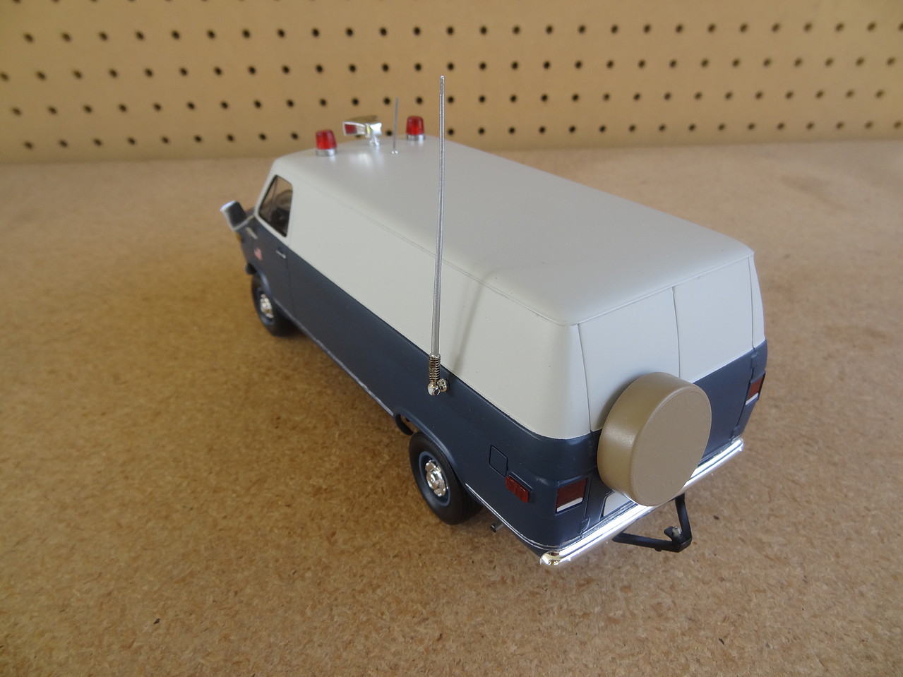 1975 CHEVY RESCUE VAN 1-25 -- Plastic Model Truck Kit -- 1/25 Scale ...