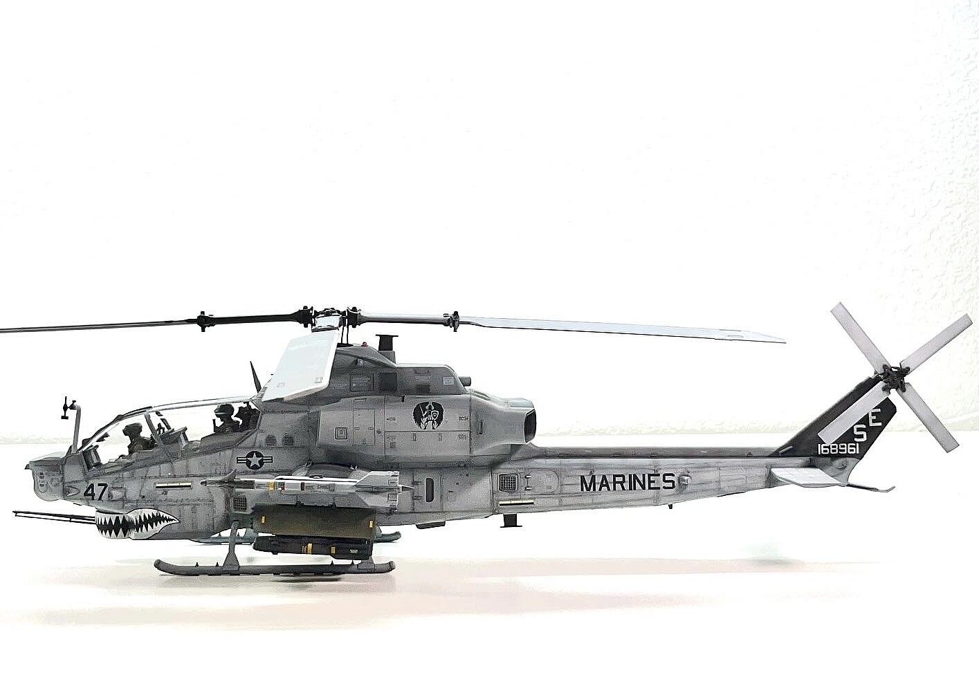 AH1Z Shark Mouth USMC -- Plastic Model Attack Helicopter Kit -- 1/35 ...