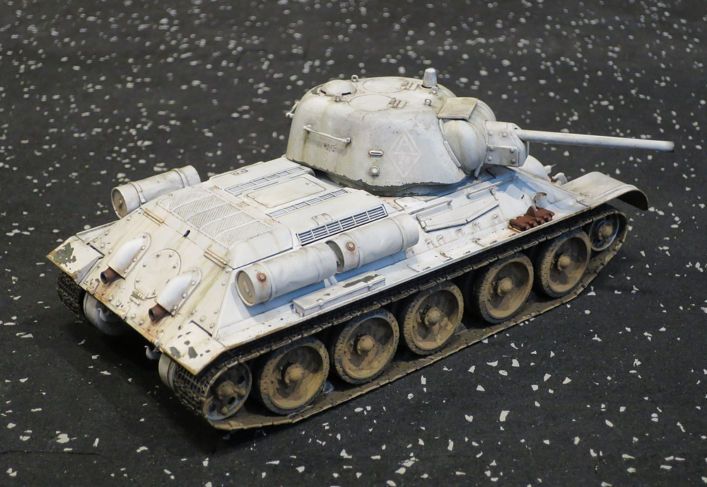 Russian T34/76 ChTZ Tank -- Plastic Model Military Vehicle Kit -- 1/35 ...