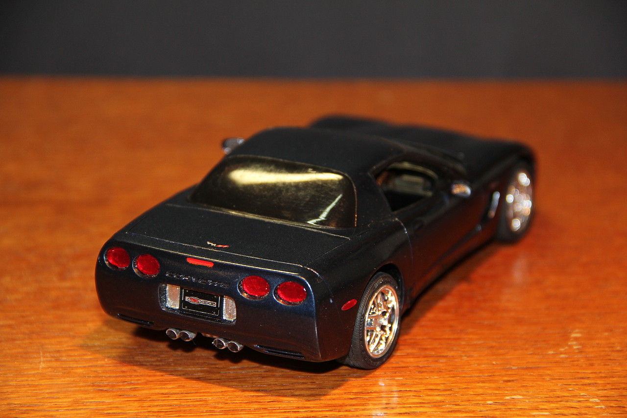 2004 Corvette Z06 -- Plastic Model Car Kit -- 1/25 Scale -- #854029 ...
