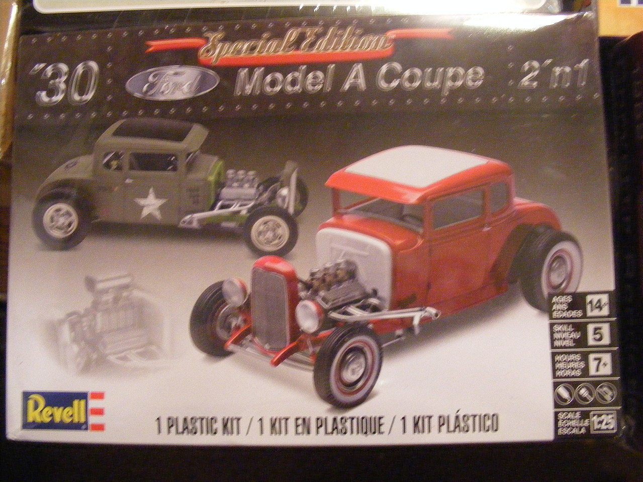 1930 Ford Model A Coupe 2n1 -- Plastic Model Car Kit -- 1/25 Scale ...
