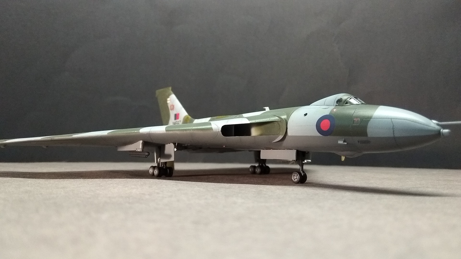 Avro Vulcan B2 Jet-Pwd Bomber -- Falklands War -- Plastic Model Kit ...
