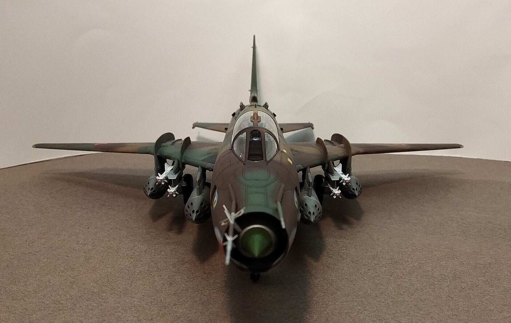 Tamiya Model Kits Hobby Boss Models 81758 1:48 Sukhoi Su-17M4 Fitter-K ...