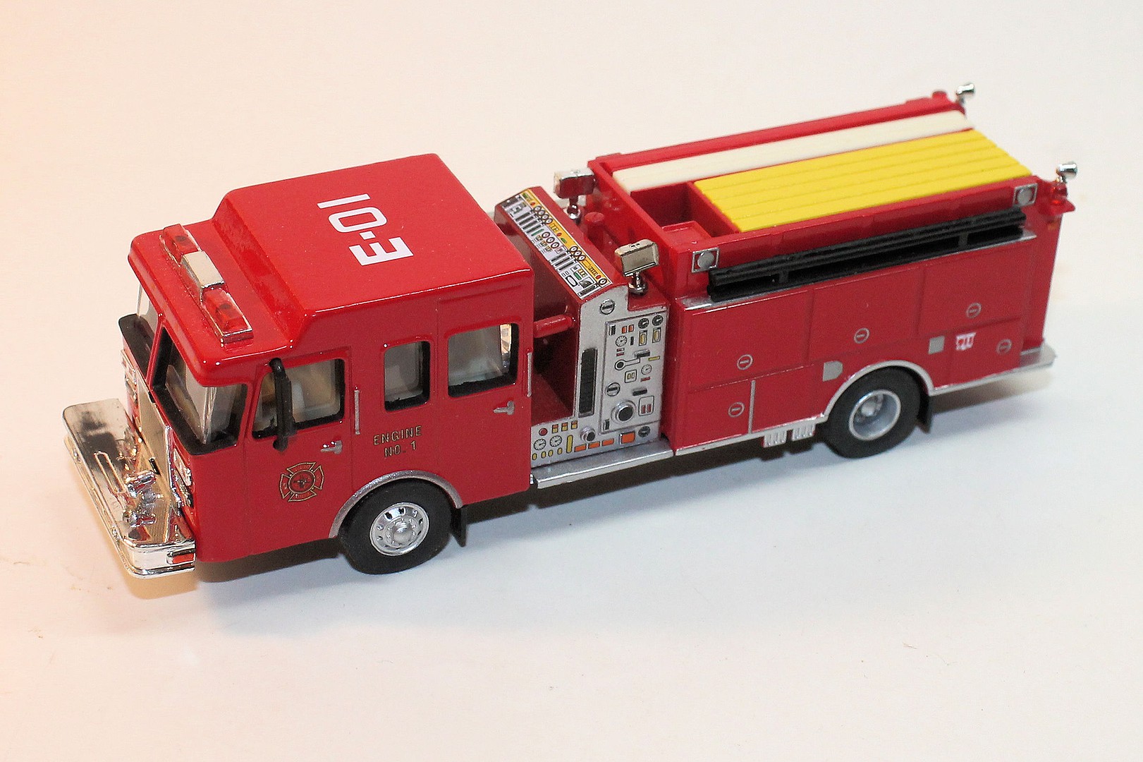 Heavy-Duty Fire Engine -- HO Scale Model Railroad Vehicle -- #13800 ...