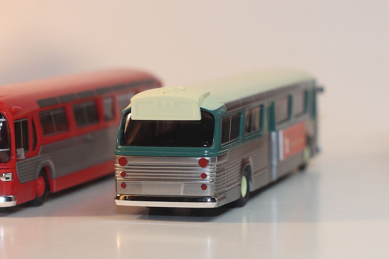 Fishbowl Bus Chicago -- HO Scale Model Railroad Vehicle -- #44507 ...