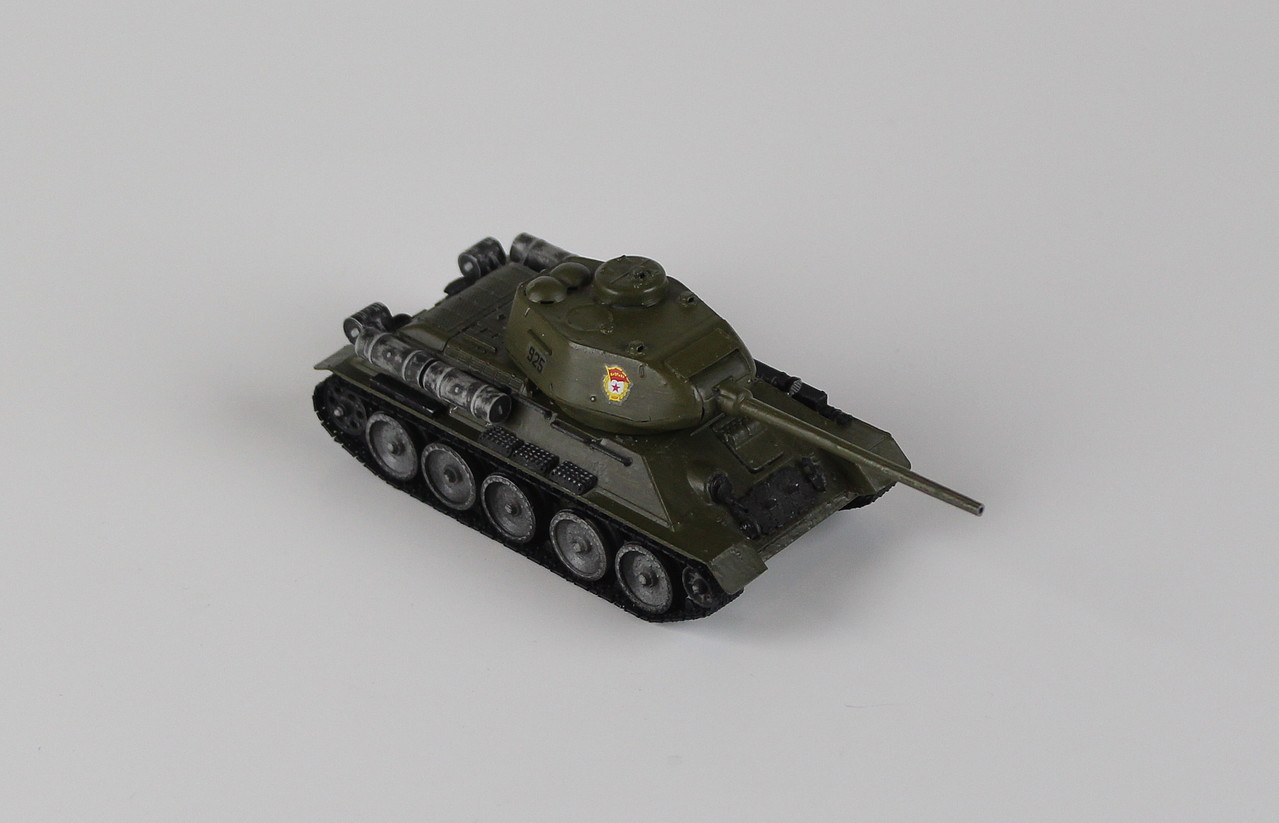 Soviet T34/85 Mod 1944 Army Tank -- Plastic Model Military Vehicle -- 1 ...