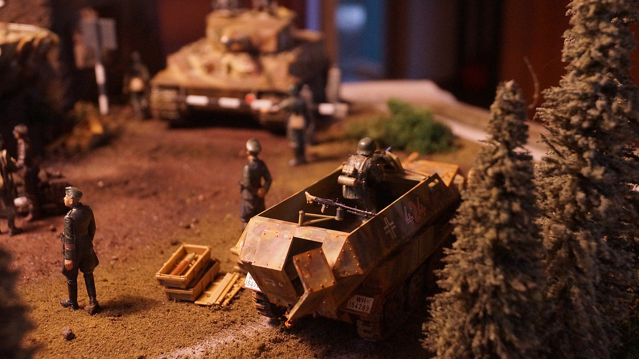 German Hanomag Sd.Kfz. 251/1 Halftrack -- Plastic Model Military ...