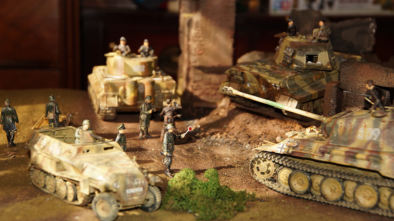 German Tiger I Mid Production Tank -- Plastic Model Military Vehicle ...