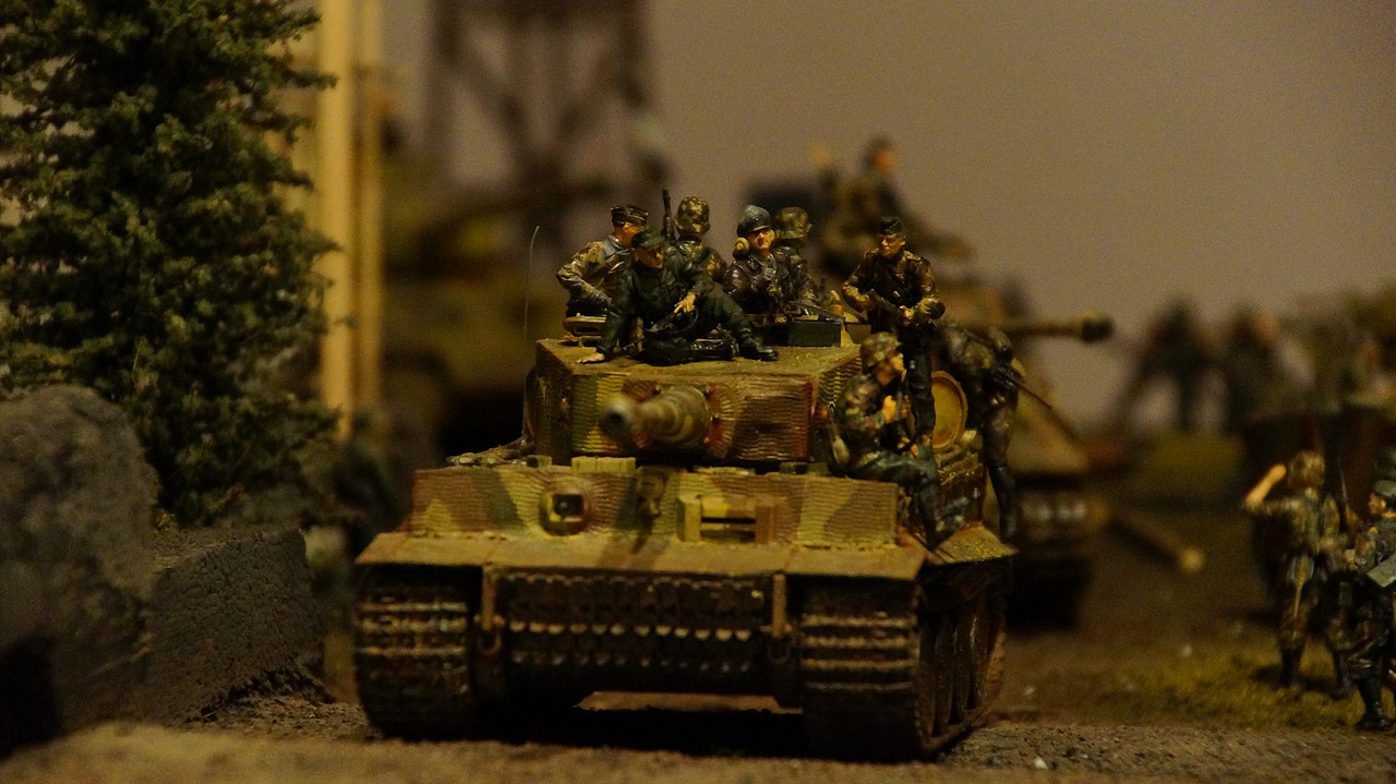 German Tiger I Mid Production Tank -- Plastic Model Military Vehicle ...
