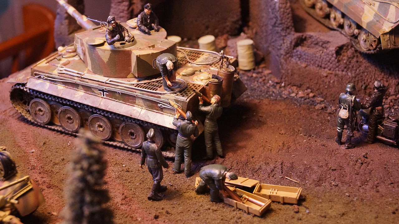 German Tank Ammo Loading Crew -- Plastic Model Military Diorama Kit ...