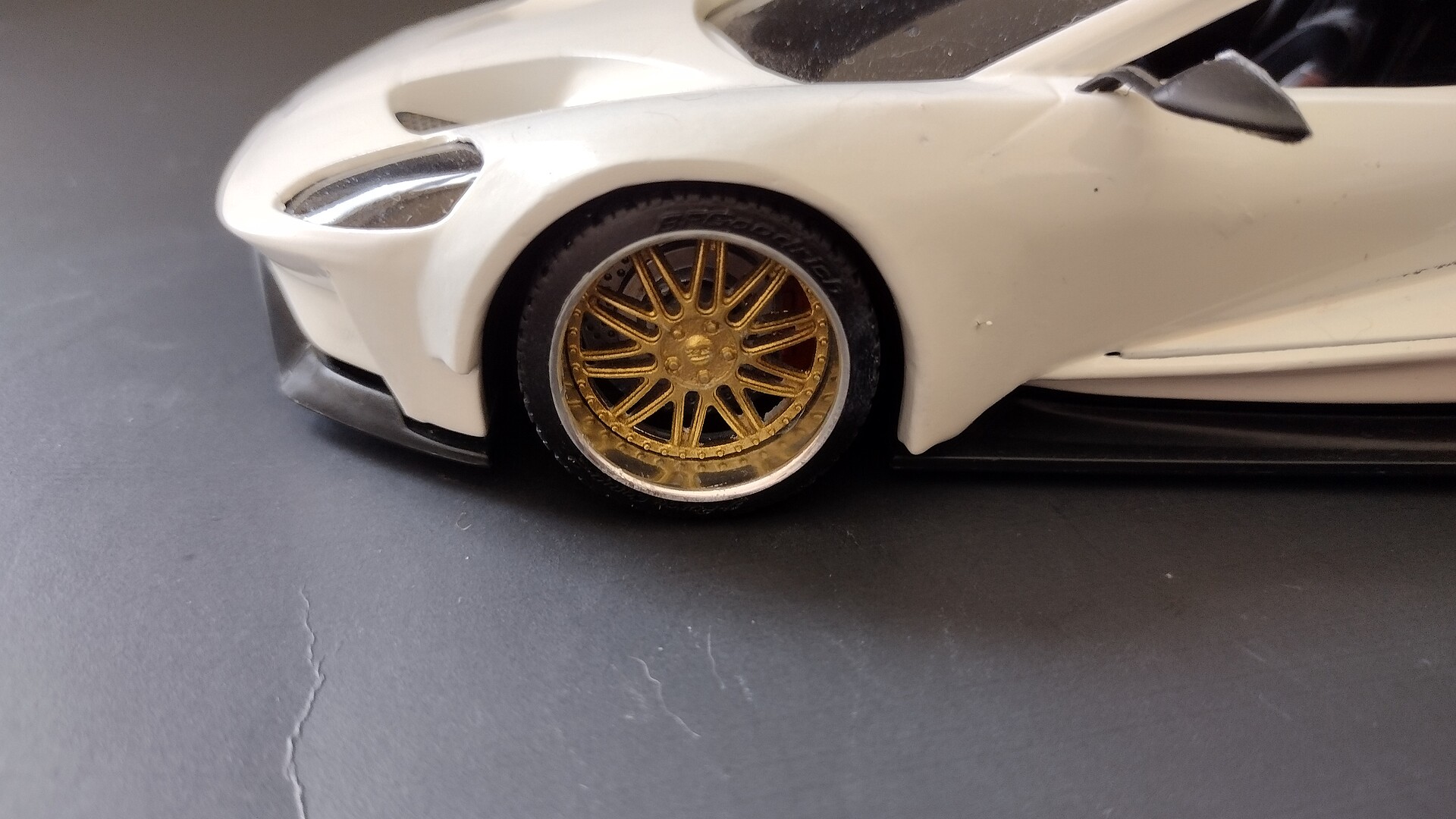 Ford GT -- Snap Tite Plastic Model Car Kit -- 1/24 Scale -- #851987 ...