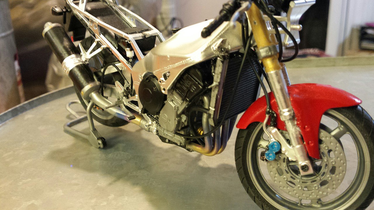 Yamaha YZF-R1Bike -- Plastic Model Motorcycle Kit -- 1/12 Scale ...