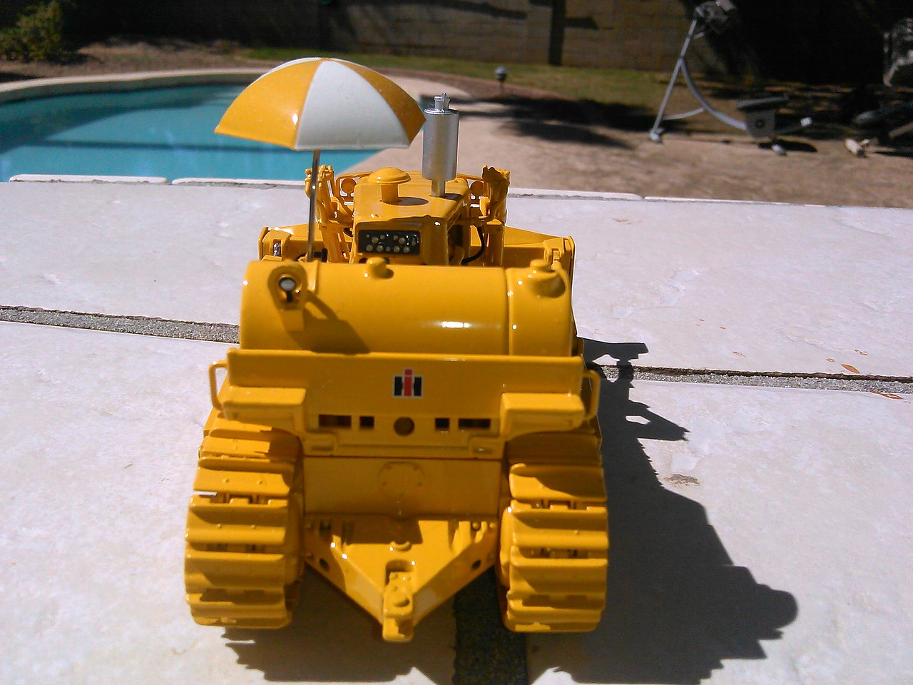 TD-25 Dozer with Umbrella and Hitch -- Diecast Model Construction ...
