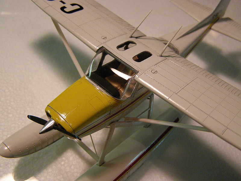 Cessna 172 with Pontoon -- Plastic Model Airplane Kit -- 1/48 Scale ...