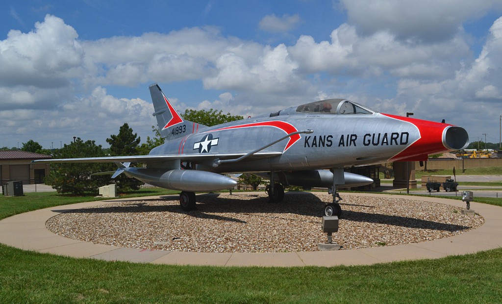 F100C Super Sabre Fighter Aircraft -- Plastic Model Airplane Kit -- 1/ ...