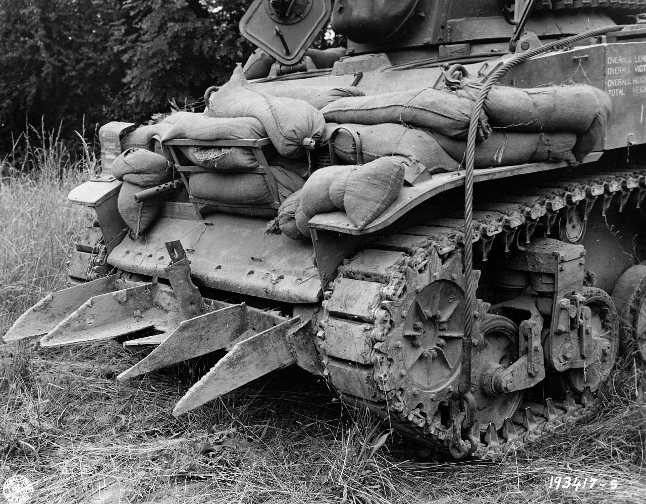 US Light Tank M5A1 w/4 Figures -- Plastic Model Military Vehicle Kit -- 1/35 Scale -- #35313 ...