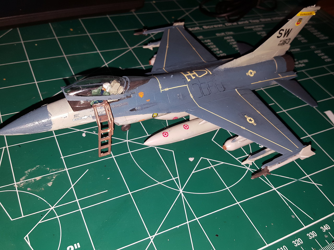 F16C Falcon Aircraft -- Plastic Model Airplane Kit -- 1/72 Scale ...